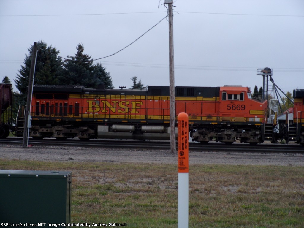 BNSF 5669
